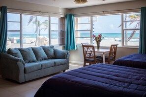 Quarto Duplo, vista para o oceano | Cofre no quarto, secretária, ferro/tábua de engomar 