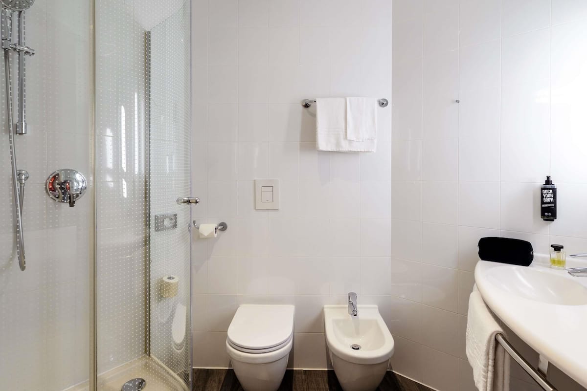 Quarto Premium, 1 cama de casal | Edredões de penas, camas de colchão pillowtop, cofre no quarto