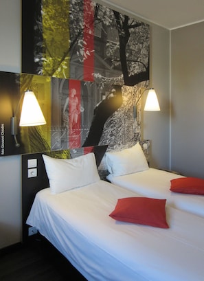 Quarto, 2 camas individuais | Edredões de penas, camas de colchão pillowtop, cofre no quarto