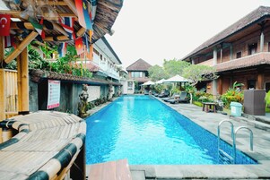 2 piscinas externas, funciona das 7h às 19h, guarda-sóis