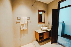 Quarto Duplo Superior | Casa de banho | Toalhas fornecidas, sabão, champô, papel higiénico 