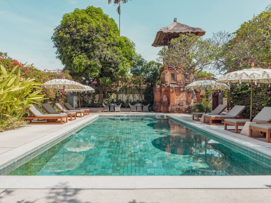 Piscina externa, guarda-sóis, espreguiçadeiras