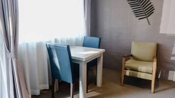 Cofre no quarto, secretária, quartos insonorizados