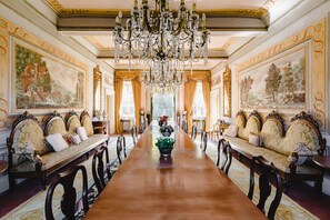 Quarto Duplo Básico | Sala de estar | Livros 