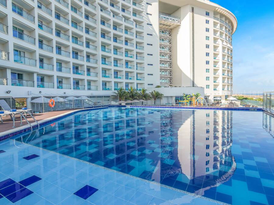 2 piscinas exteriores, da(s) 9:00 à(s) 18:00, guarda-sóis