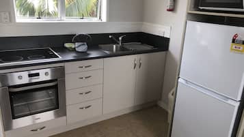Apartamento Familiar, 2 quartos, varanda | Cozinha privada | Um micro-ondas, uma chaleira elétrica, uma torradeira