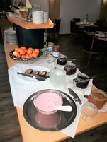 Pequeno-almoço tipo buffet diário (10 EUR por pessoa) 