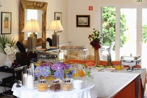 Café da manhã com buffet grátis todos os dias