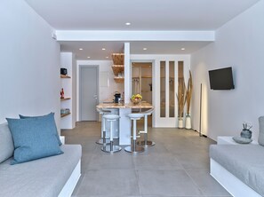 Villa Petra | Área de estar | TV de tela plana 32 polegadas com canais via satélite, TV