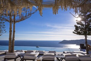 Piscina externa sazonal, guarda-sóis, espreguiçadeiras