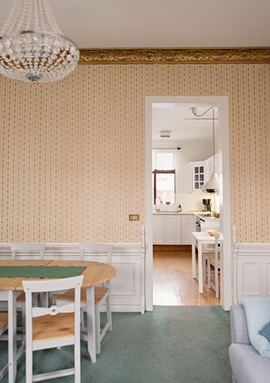 Apartamento luxo, 2 quartos, sacada (1) | Opções para refeição no quarto