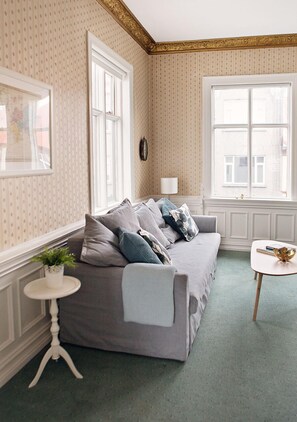 Apartamento luxo, 2 quartos, sacada (1) | Sala de estar | TV de tela plana