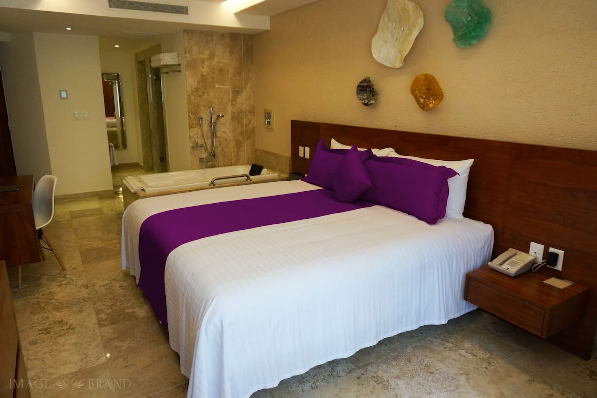 Suite-Estúdio Deluxe, banheira de hidromassagem grande | 1 quarto, roupa de alta qualidade, minibar, cofre no quarto