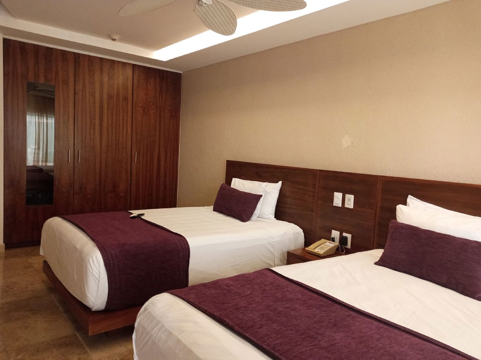 Roupa de alta qualidade, minibar, cofre no quarto, secretária 