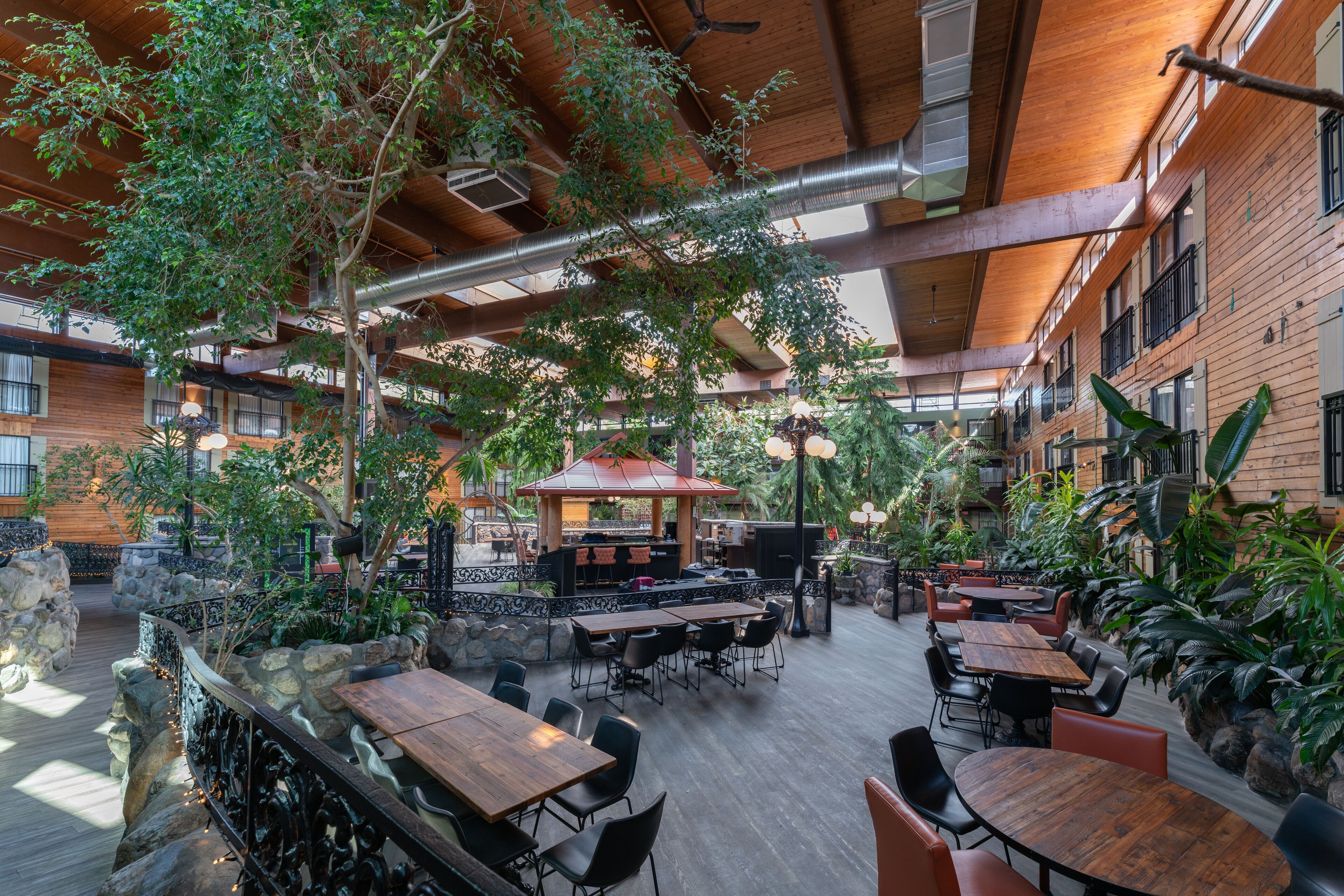Serviço de café da manhã, almoço, jantar; vistas para a piscina
