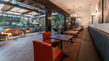 Serviço de café da manhã, almoço, jantar; vistas para a piscina
