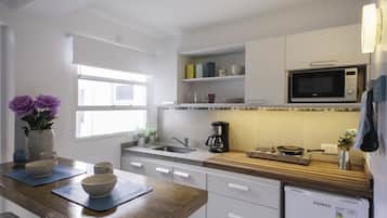 Apartamento Standard | Cozinha privada | Minifrigorífico, um micro-ondas, uma placa de cozinha
