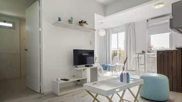 Penthouse | Casa de banho | Uma combinação polibã/banheira, um chuveiro fixo