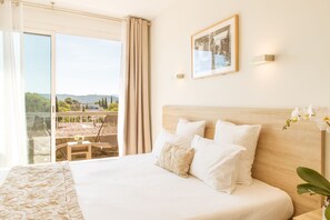 Quarto casal, vista para o pátio | Frigobar, cofres nos quartos, individualmente mobiliados