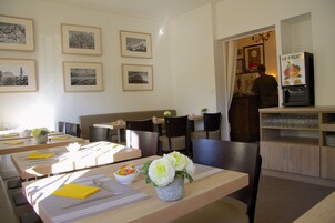 Café da manhã com buffet todos os dias mediante uma taxa