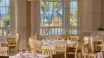 6 restaurantes, pequenos-almoços servidos, cozinha asiática