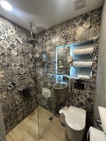 1 Queen bed/Smart Room | Banheiro | Chuveiro, chuveiro com efeito de chuva