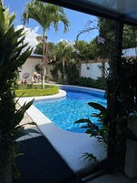 Piscina exterior, espreguiçadeiras 