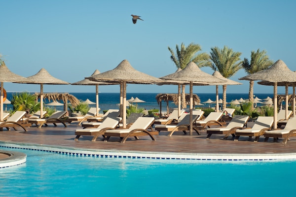 Piscina externa, guarda-sóis, espreguiçadeiras