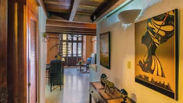 Apartamento superior, 2 quartos | Área de estar | TV de tela plana