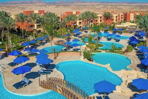 4 piscinas exteriores, guarda-sóis, espreguiçadeiras 