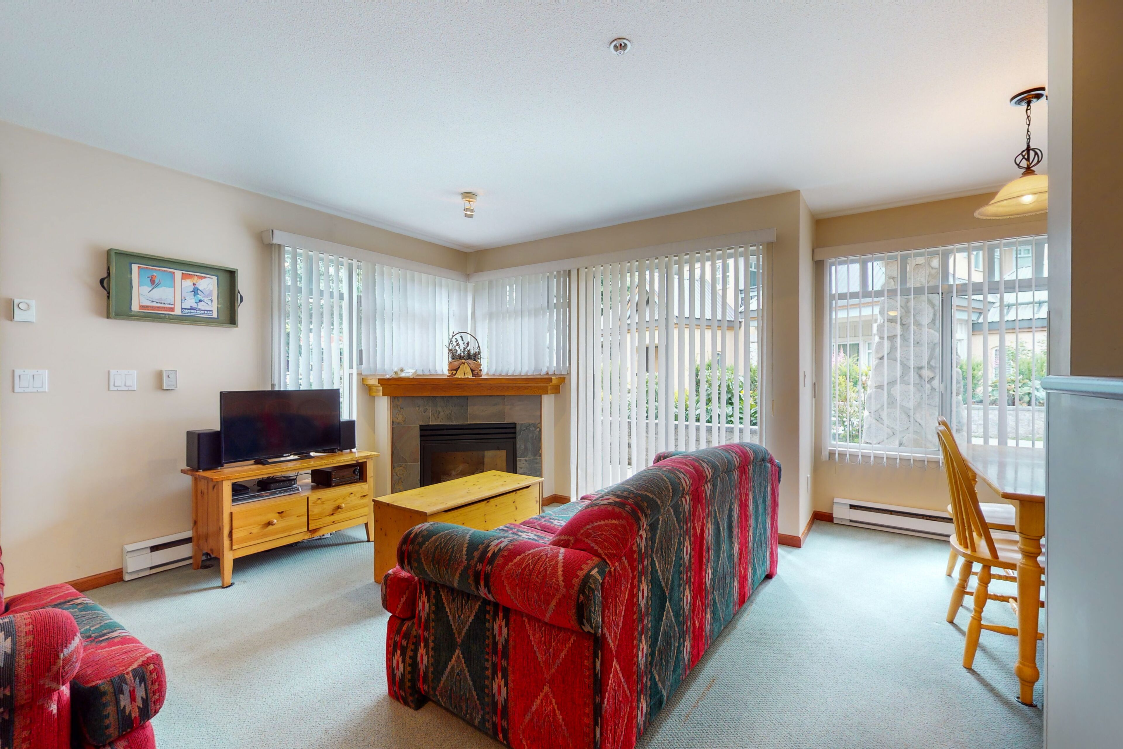 Condo #72 | Sala de estar | Televisor LCD, lareira, leitor de DVD 