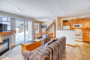 Condo #35 | Sala de estar | Televisor LCD, lareira, leitor de DVD 