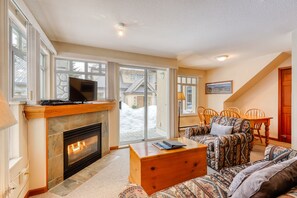 Condo #35 | Sala de estar | Televisor LCD, lareira, leitor de DVD 