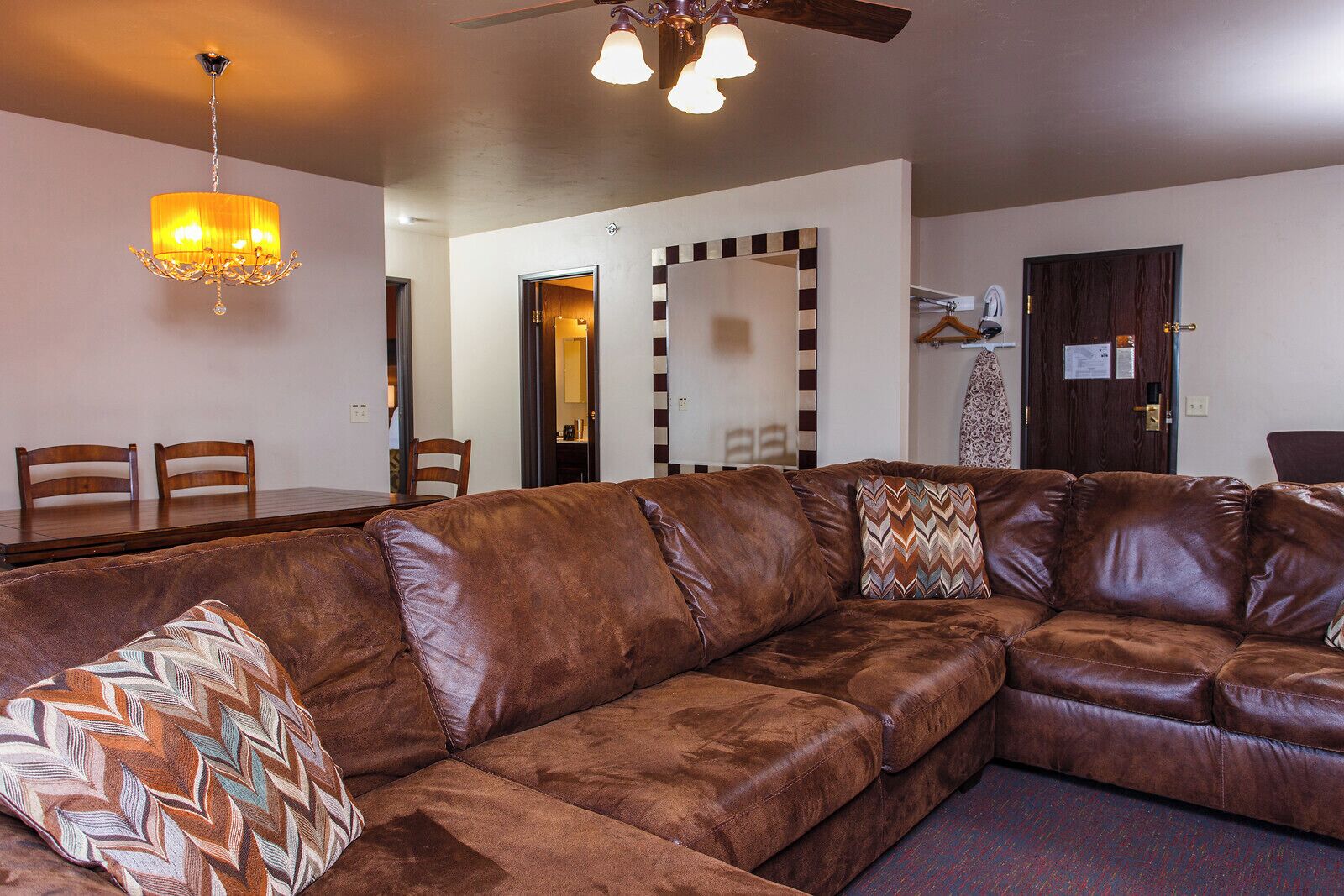 Deluxe Family Suite | Sala de estar | Televisor de ecrã plano de 50 polegadas com canais por cabo, televisor 