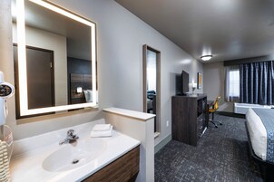 Quarto luxo, 1 cama King | Camas com colchões pillow-top, escrivaninha, cortinas blackout