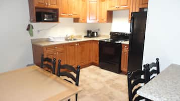 Apartamento, várias camas, cozinha | Cozinha privada | Um micro-ondas, uma cafeteira/bule
