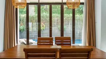 Vila, 3 quartos, piscina particular | Cozinha privada | Geladeira grande, micro-ondas, cooktop, cafeteira/chaleira