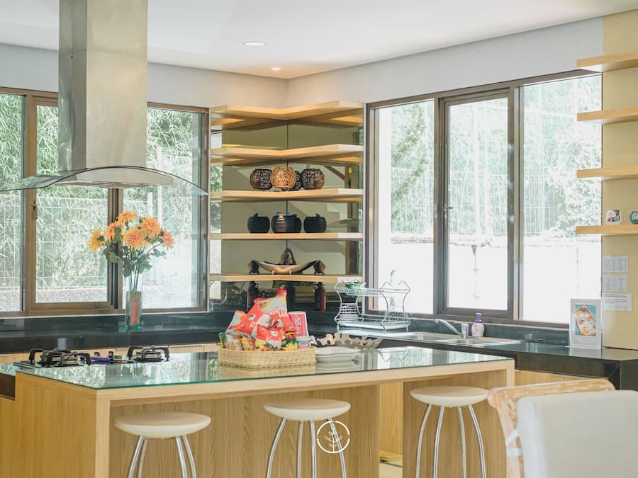 Villa, 4 quartos | Kitchenette privada | Um frigorífico/congelador grande, um micro-ondas, uma placa de cozinha