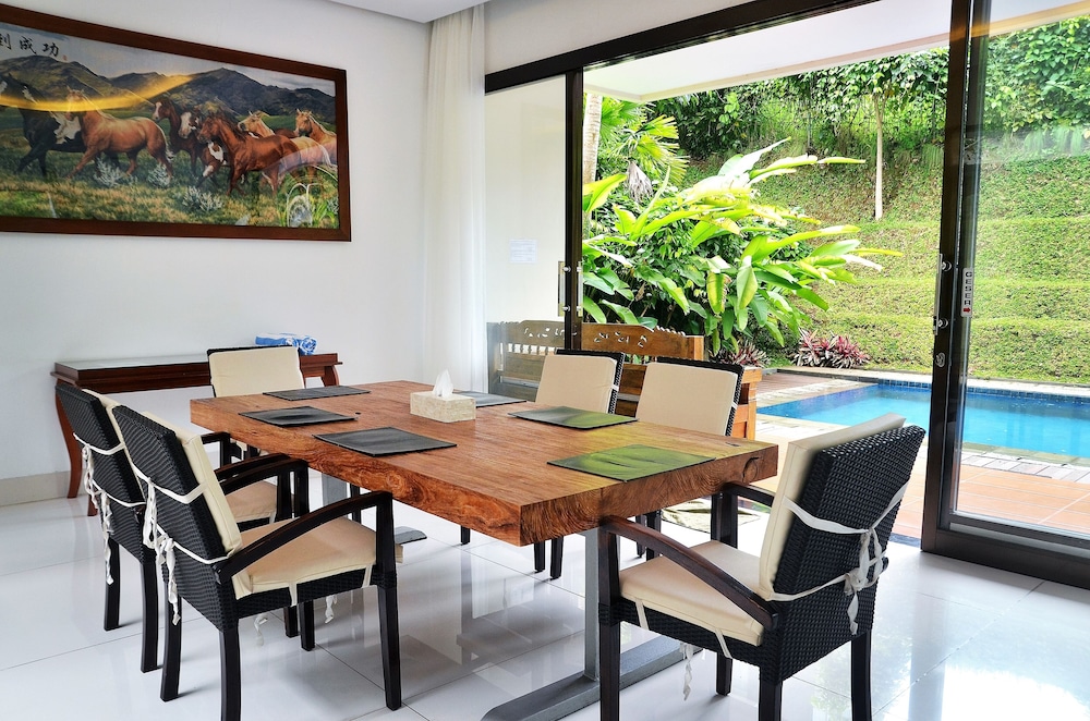 Oyama City View 4br Villa With A Private Pool - Bandung