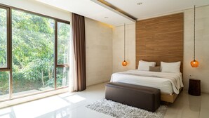 Quarto moderno com uma grande janela, uma cabeceira de madeira, uma cama com roupa de cama branca e duas luzes pendentes.