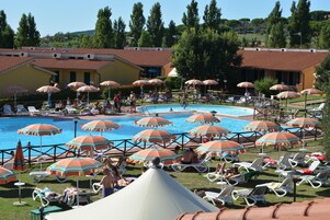 Piscina exterior sazonal, da(s) 9:00 à(s) 20:00, guarda-sóis