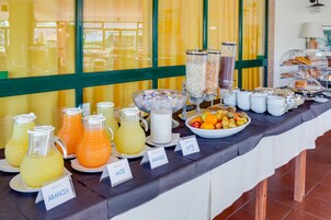 Pequeno-almoço tipo buffet diário (7 EUR por pessoa)