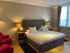 Quarto Duplo Júnior, vista para o jardim | Minibar, cofre no quarto, com decoração personalizada 