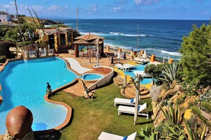 Piscina externa, guarda-sóis, espreguiçadeiras
