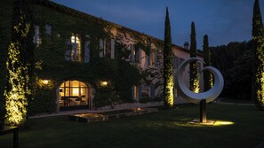 Fachada da propriedade à noite