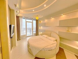 Suite Exclusiva, 1 quarto, varanda, vista para o rio | Com decoração personalizada, com mobília individualizada, secretária 