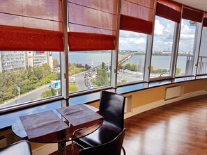 Apartamento Familiar, 2 quartos, varanda, vista para o rio | Vista do quarto