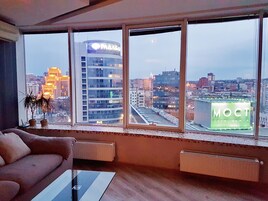 Apartamento Deluxe, 1 quarto, cozinha, Vista para a cidade | Vista do quarto