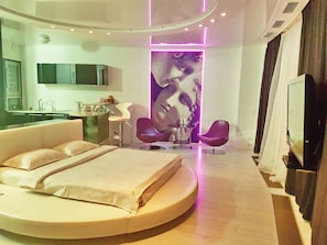 Suite-Estúdio Panorâmica, 1 cama king-size, varanda, vista para o rio | Com decoração personalizada, com mobília individualizada, secretária 