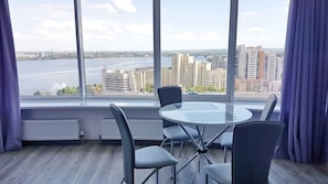 Apartamento Comfort, 1 quarto, varanda, vista para o rio | Sala | TV de ecrã plano 